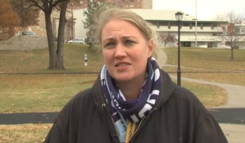 Woman Snaps Photo To Show Cop’s Reaction To 2 Dogs Along The Road