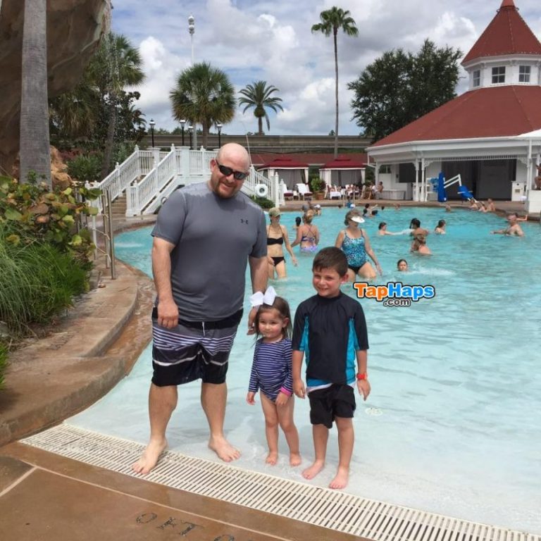 Manager Tries To Quiet Loud Kid, Mom Asks His Experience With Autism
