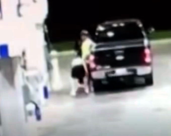 Kidnapper Chases Girl, Throws Her Over Shoulder, Drives Off With Her