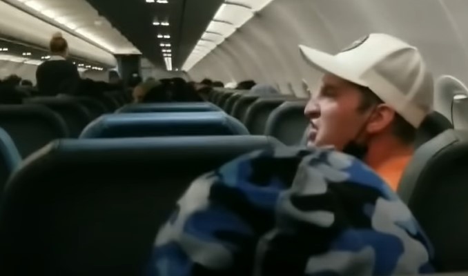 Video: Drunk Passenger Gropes And Punches Flight Attendants, Bad Idea