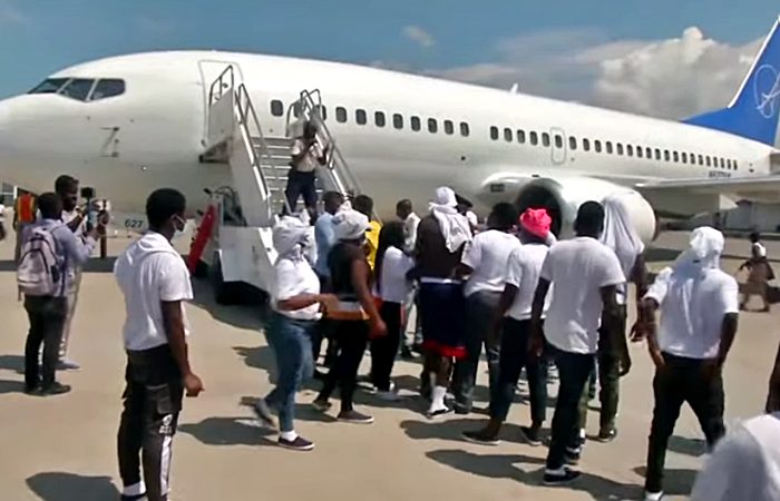 Migrants Find Out They’re Being Deported, Erupt In Brawl With ICE